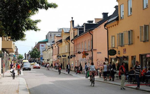 Subway Station in Sweden Floods, Residents Turn it Into Swimming Pool ...