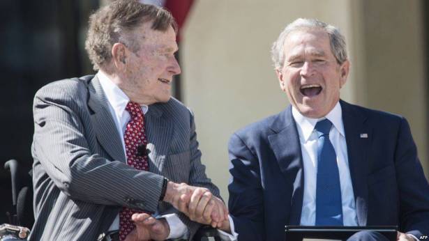 تزوَّج في سن مبكرة وكان أصغر طيّاري البحرية الأميركية.. 10 محطات مهمة ...